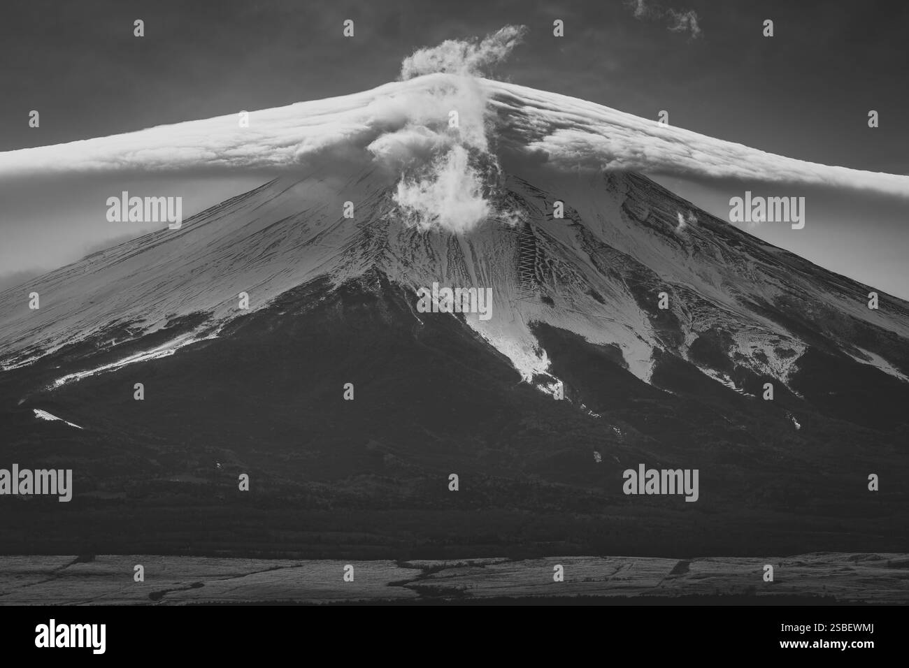 Black white mountain background hi-res stock photography and images - Alamy