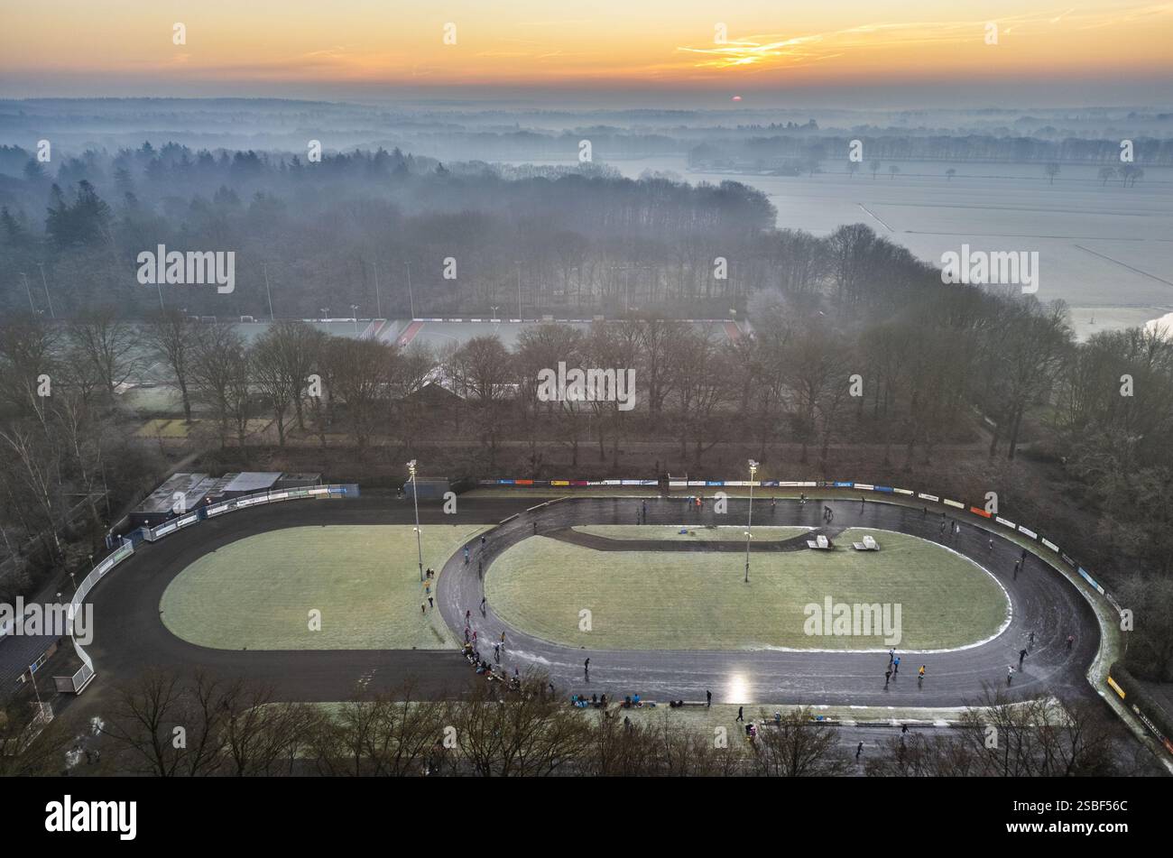 UTRECHT - Skaters on the ice rink of the Doornsche IJsclub. Frost ...