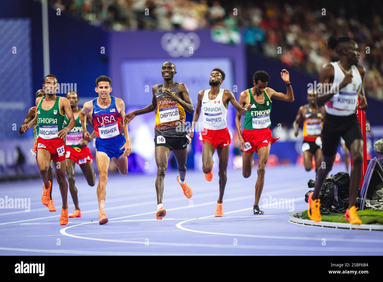 Joshua Cheptegei winning in the 10.000 meters at the Paris 2024 Olympic ...
