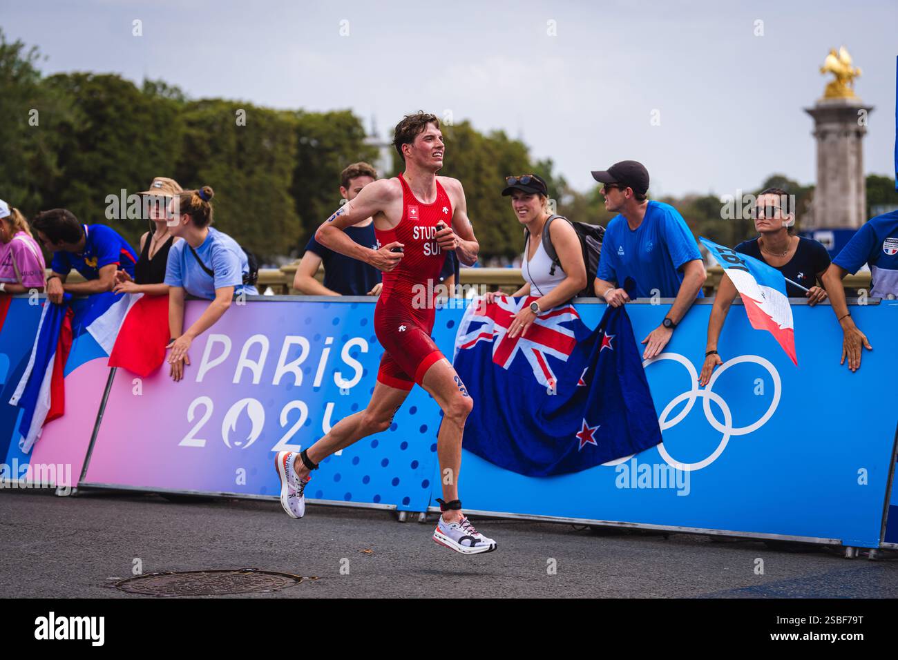 Max Studer participating in the triathlon at the Paris 2024 Olympic Games Stock Photo - Alamy