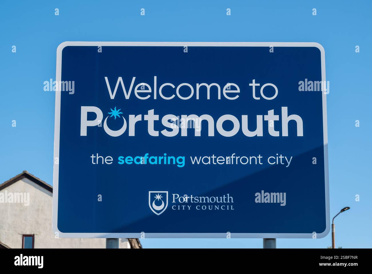 Blue and white welcome to Portsmouth sign. February 2025 Stock Photo ...