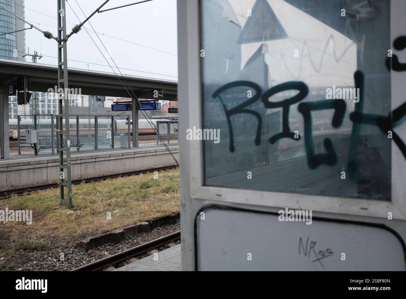 Graffiti auf Bahnhäuschen Donnerbergerbrücke Graffiti auf Bahnhäuschen ...