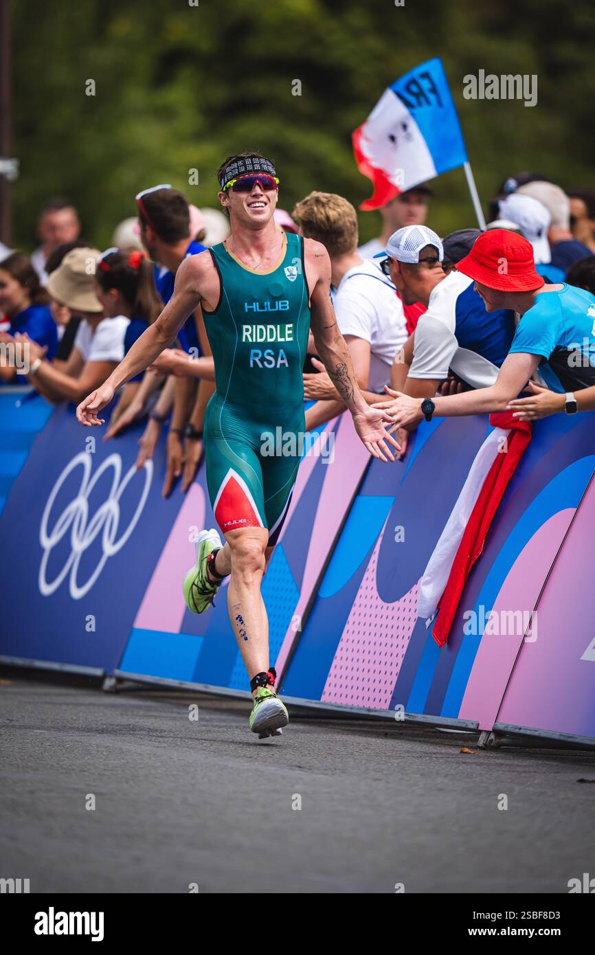 Jamie Riddle participating in the triathlon at the Paris 2024 Olympic ...