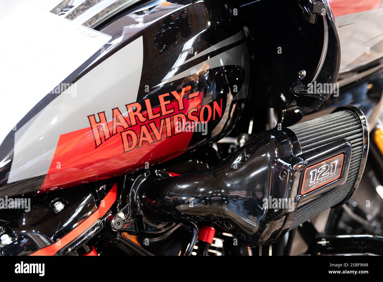 Das Logo der Motorradmarke Harley-Davidson ist während der Motorradwelt ...