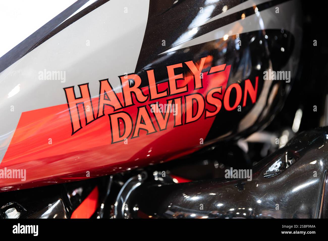 Das Logo der Motorradmarke Harley-Davidson ist während der Motorradwelt ...