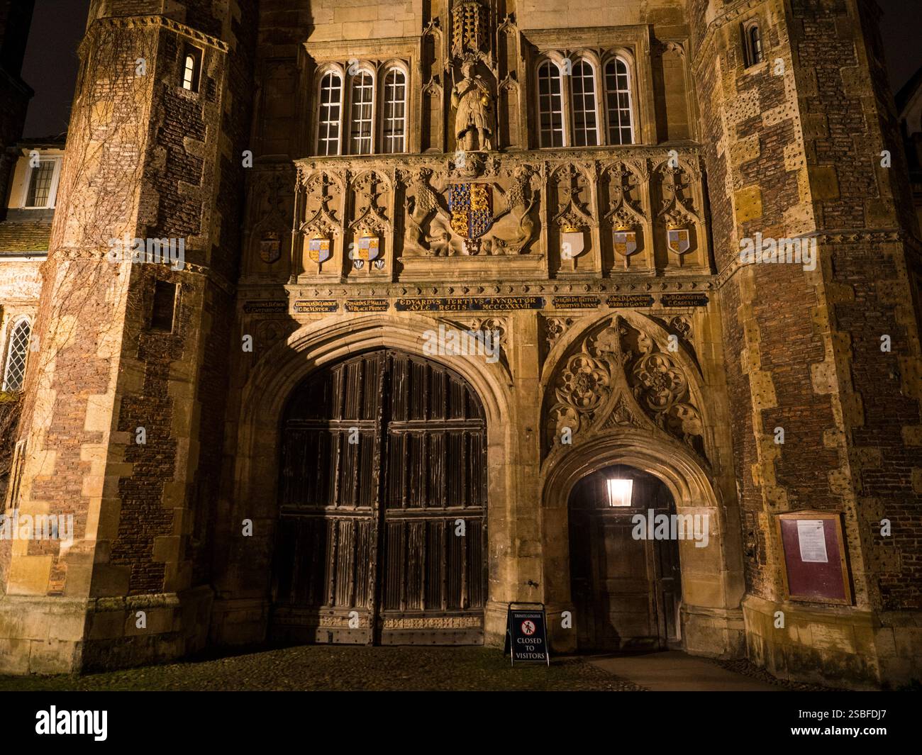 Nighttime, Trinity College Great Gate, Trinity College, University of ...