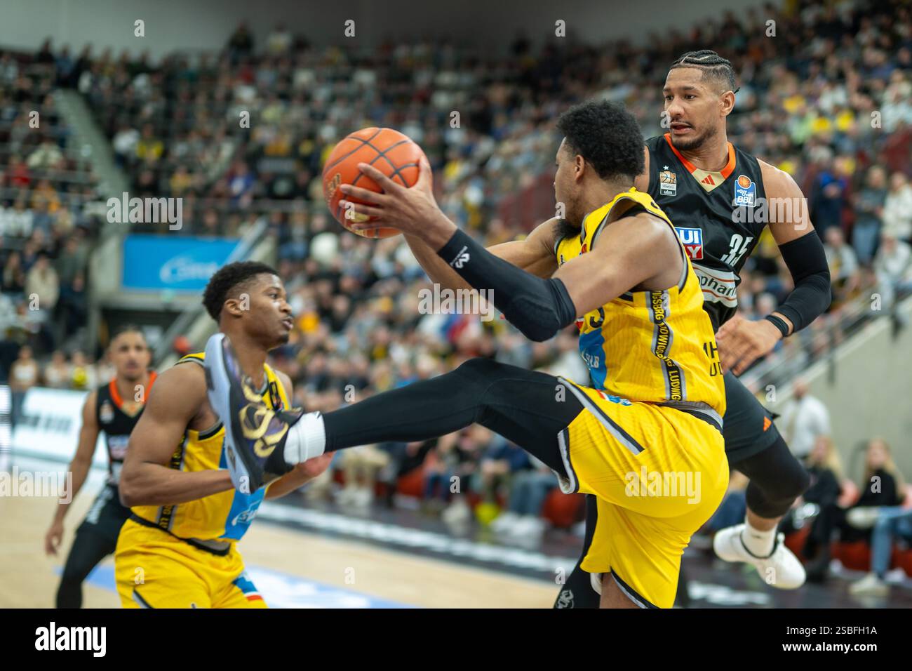 Justin Simon (MHP Riesen Ludwigsburg, #05), Karim Jallow (ratiopharm ...