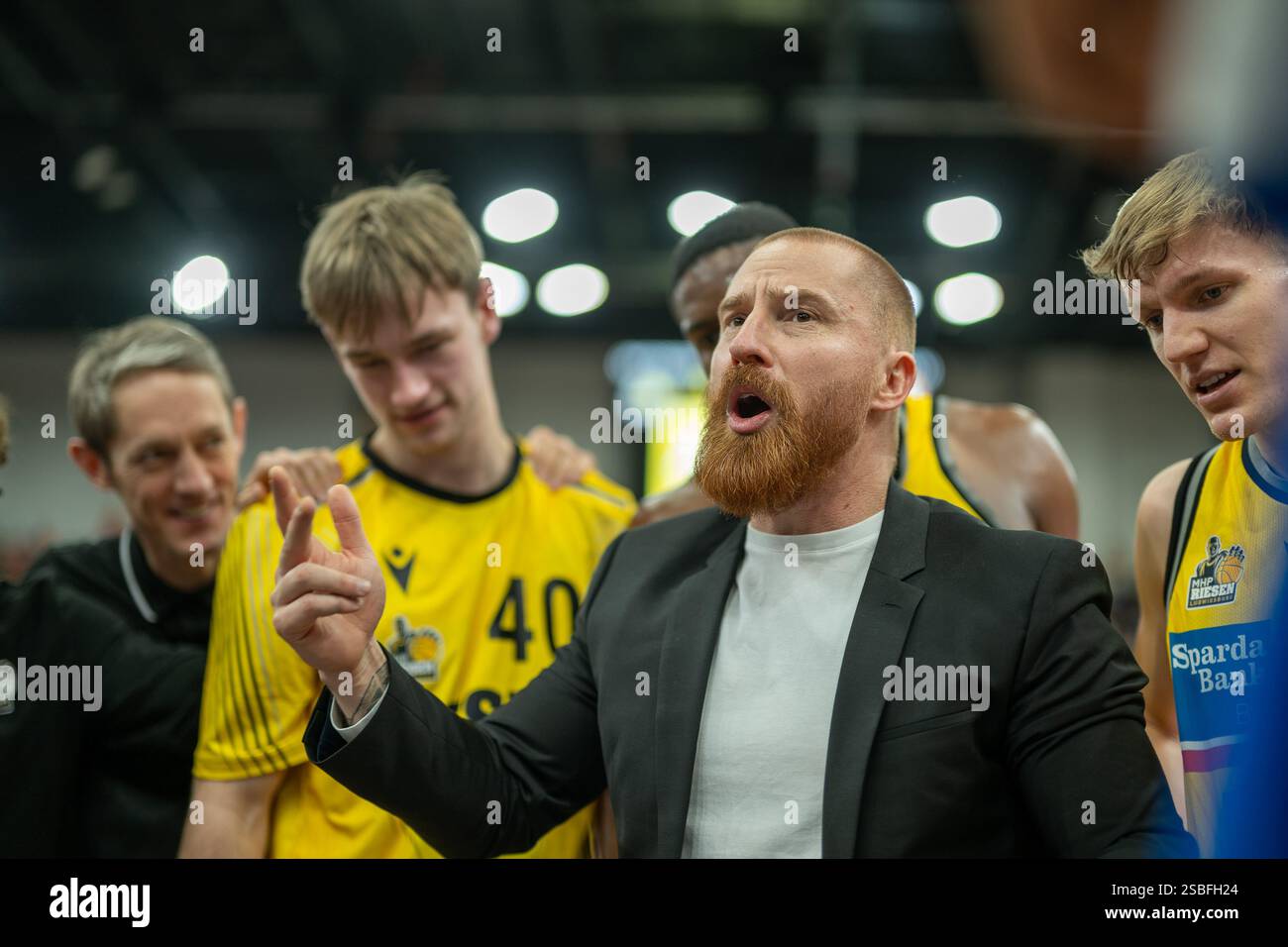 Simon Feneberg (MHP Riesen Ludwigsburg, #40), Lars Masell (MHP Riesen ...