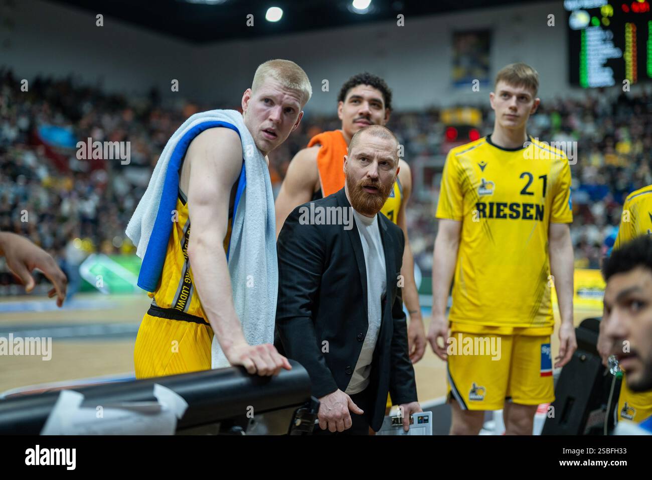 Jacob Patrick (MHP Riesen Ludwigsburg, #02), Lars Masell (MHP Riesen ...