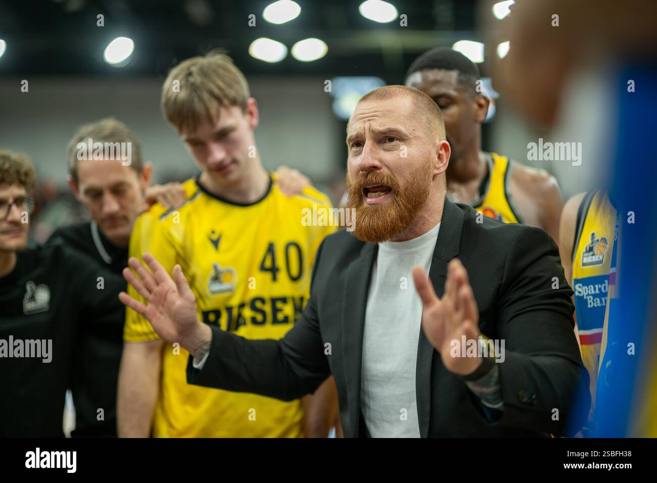 Simon Feneberg (MHP Riesen Ludwigsburg, #40), Lars Masell (MHP Riesen ...