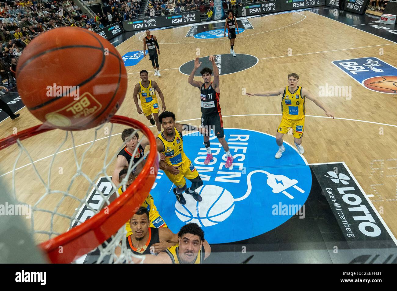Ben Saraf (ratiopharm Ulm, #77), Justin Simon (MHP Riesen Ludwigsburg ...