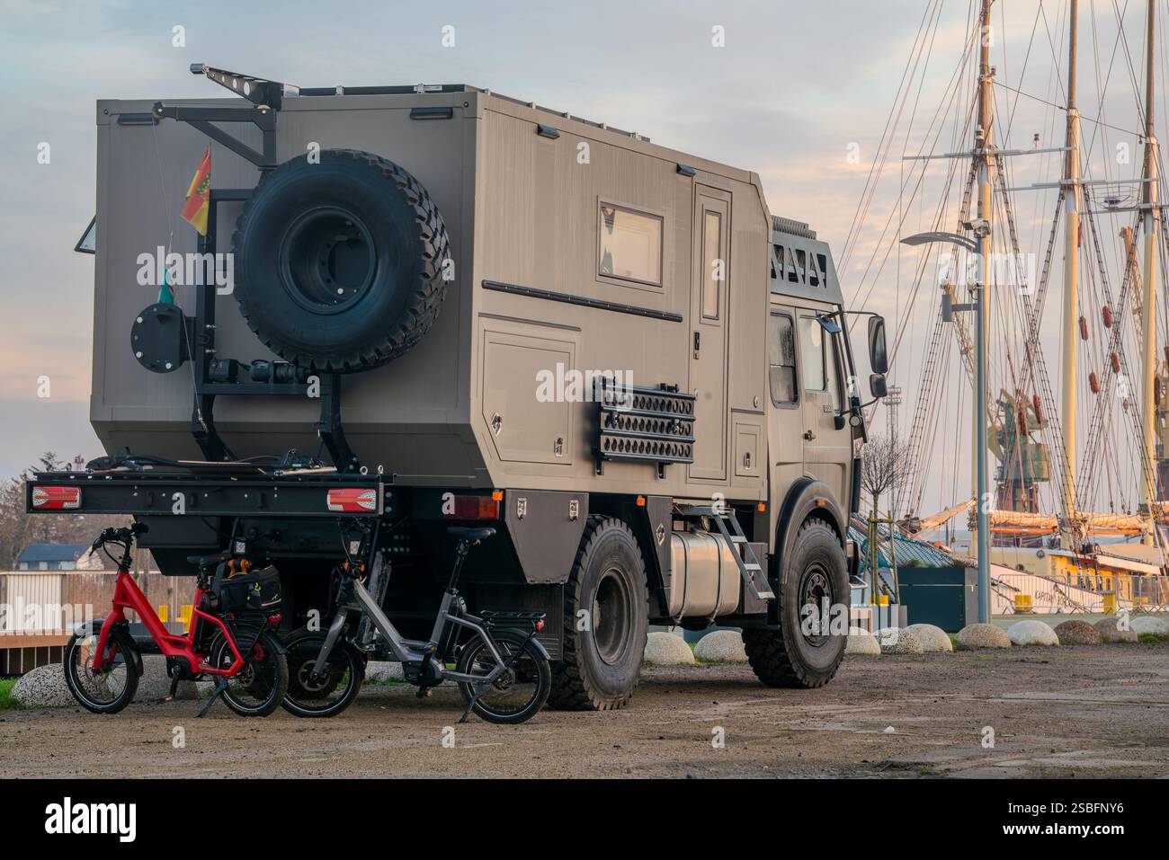 Mercedes-Benz 4x4 Expedition / Overlander Motorhome Stock Photo - Alamy
