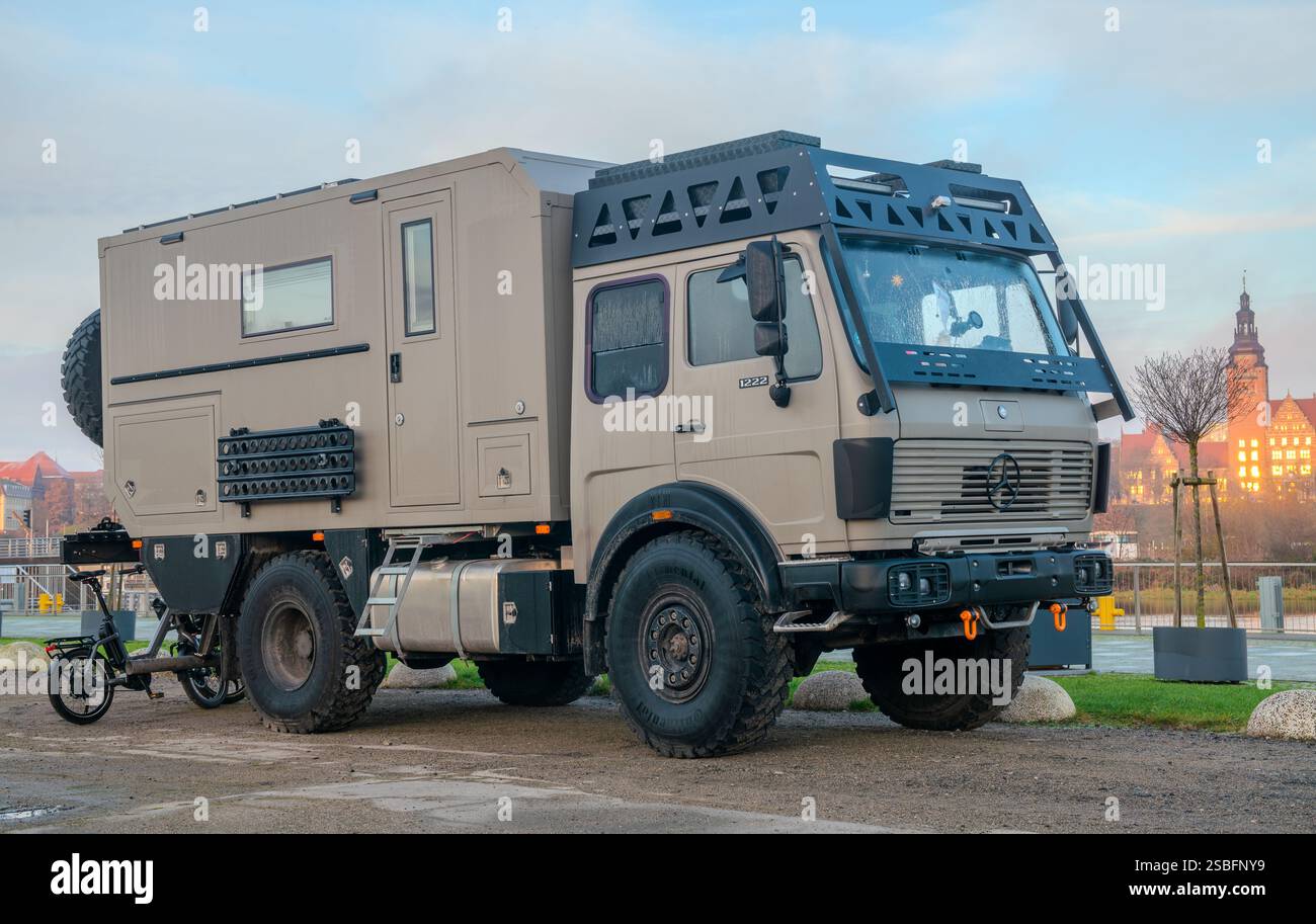 Mercedes-Benz 4x4 Expedition / Overlander Motorhome Stock Photo - Alamy