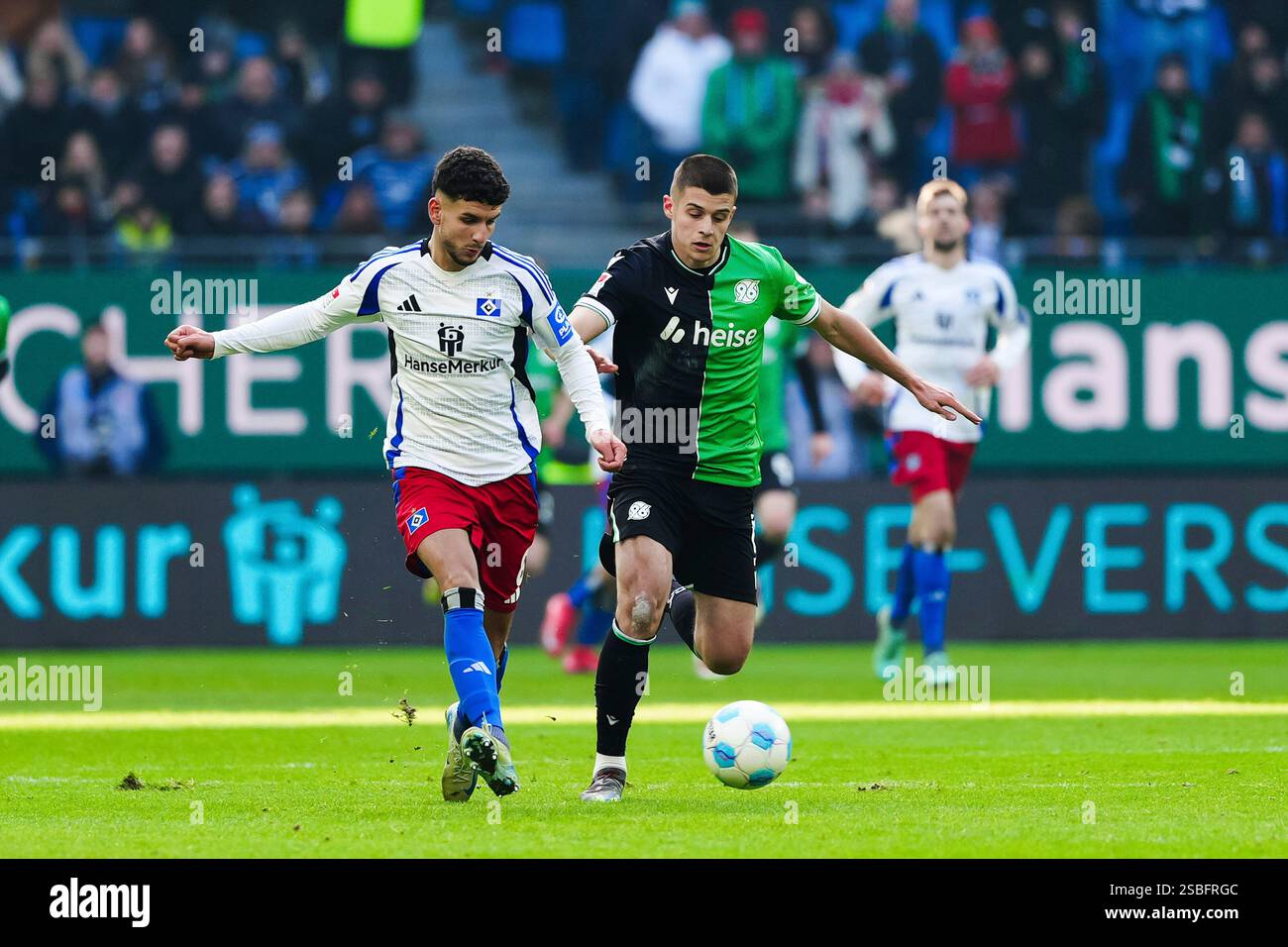 Hamburg, Deutschland. 02nd Feb, 2025. Daniel Elfadli (Hamburger SV, #08), Nicolo Tresoldi ...