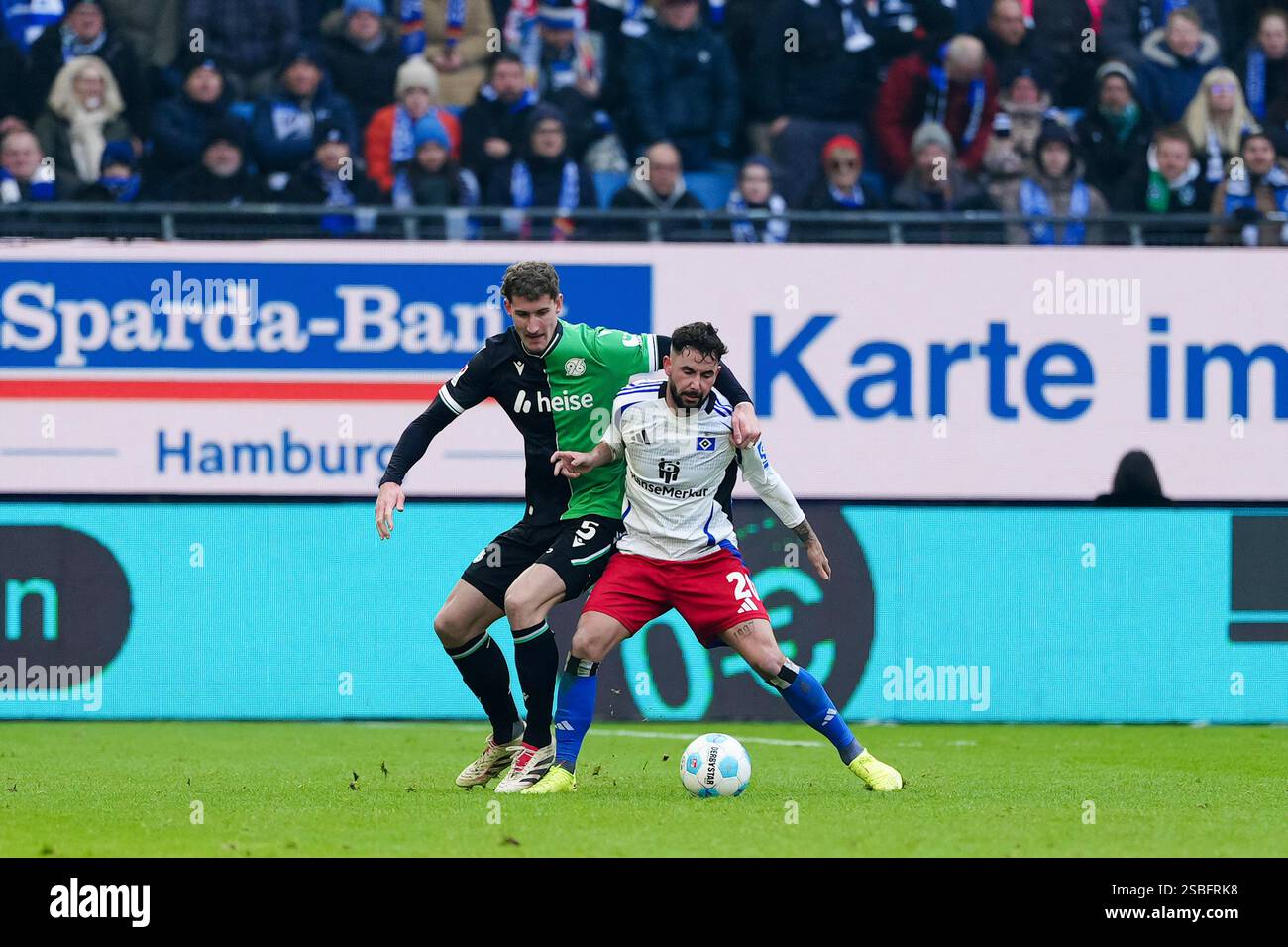 Hamburg, Deutschland. 02nd Feb, 2025. Phil Neumann (Hannover 96, #05), Marco Richter (Hamburger ...