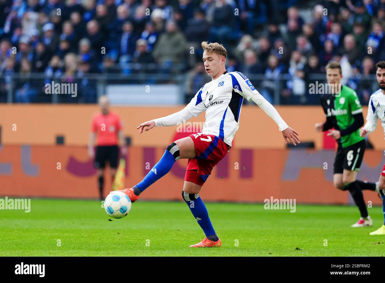 Hamburg, Deutschland. 02nd Feb, 2025. Adam Karabec (Hamburger SV, #17 ...