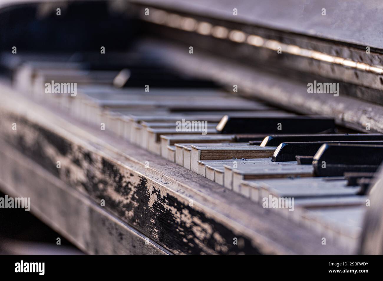 Old destroyed piano instrument close up Stock Photo - Alamy