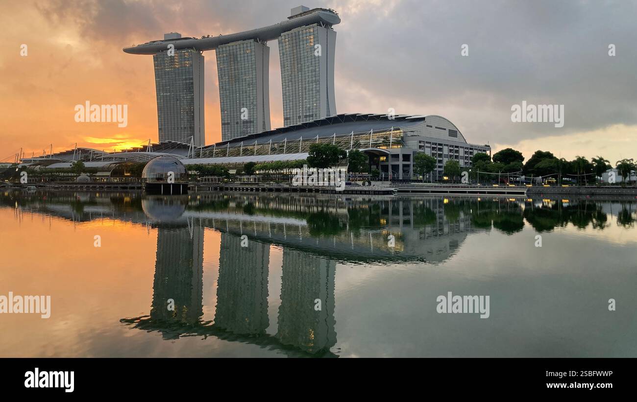 Iconic Marina Bay Sands building in Singapore at dawn Stock Photo - Alamy