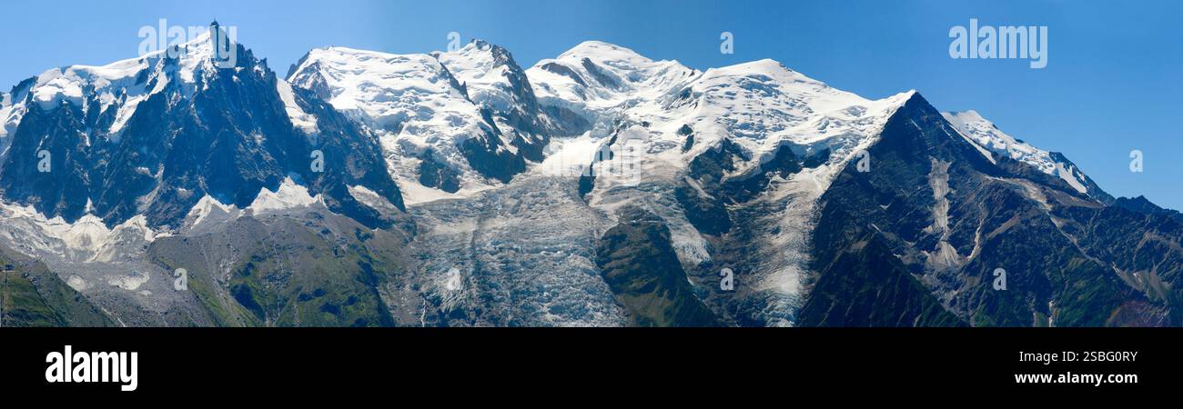 Panorama: Mont Blanc-Massiv u.a. mit der Aiguille du Midi und dem Glacier des Bosson, Chamonix ...