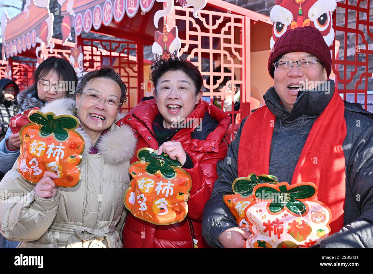 (250203) -- BEIJING, Feb. 3, 2025 (Xinhua) -- Visitors pose for photos ...