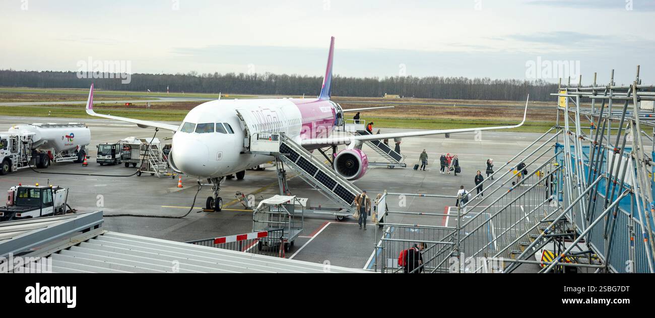 Passengers de boarding airplane in Dutch airport. Airbus Wizzair ...
