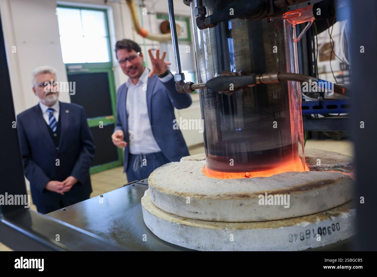 03 February 2025, Saxony-Anhalt, Bitterfeld-Wolfen: Linus Froböse (r ...