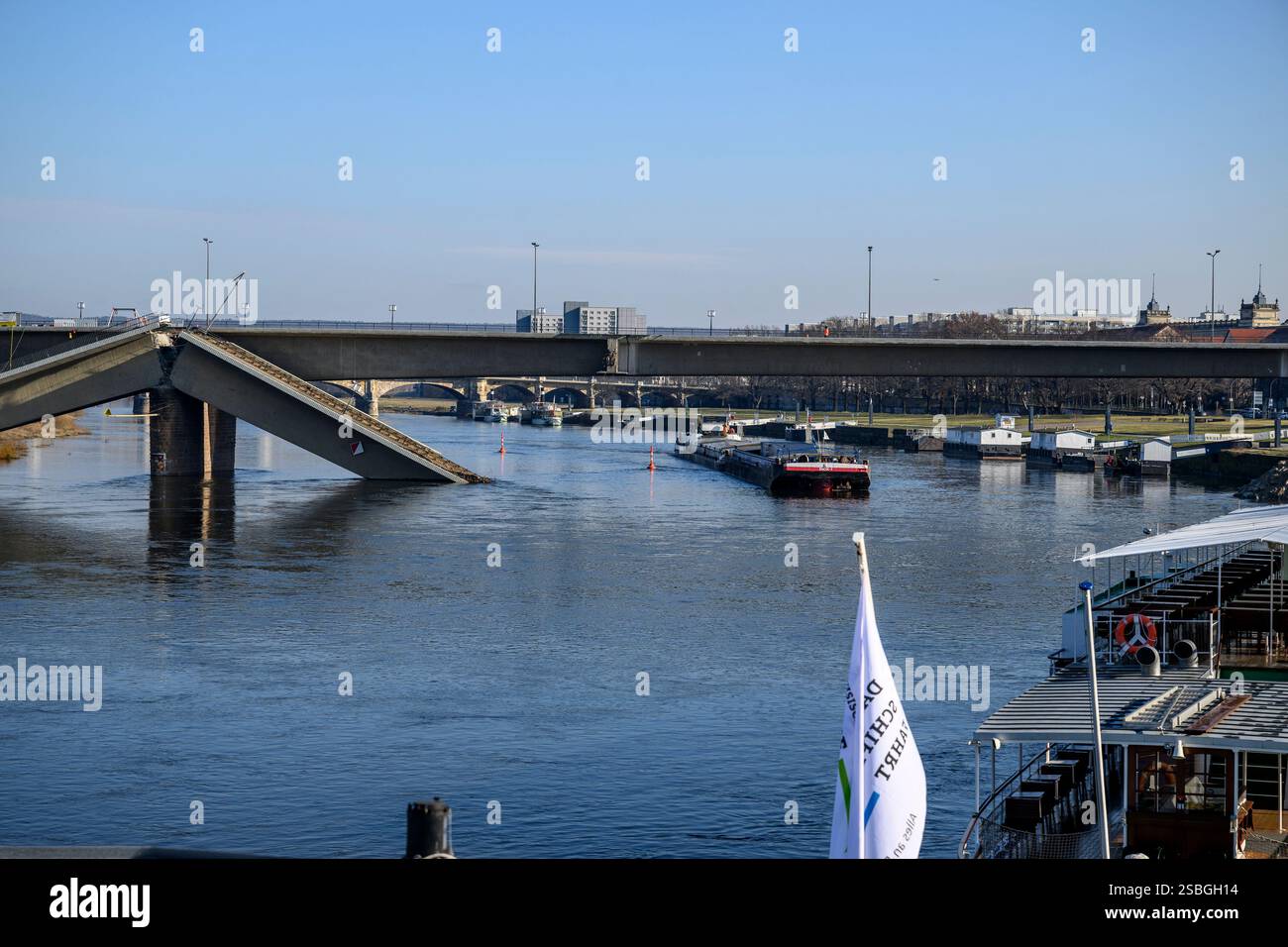 Dresden, Germany. 03rd Feb, 2025. The Elbe around the partially ...