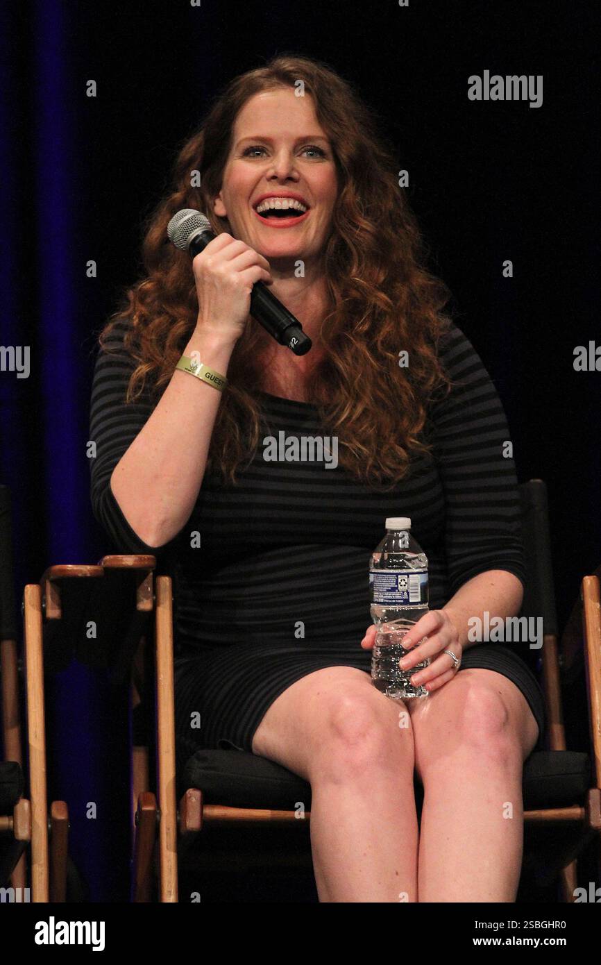 Actress Rebecca Mader speaking at the 2019 Wizard World Comic Con at ...