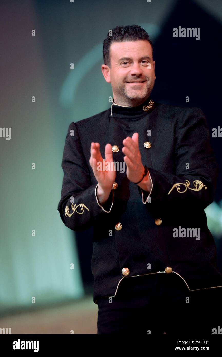Parade of artists at the end of the 2025 Golden Manes gala, Vincent ...