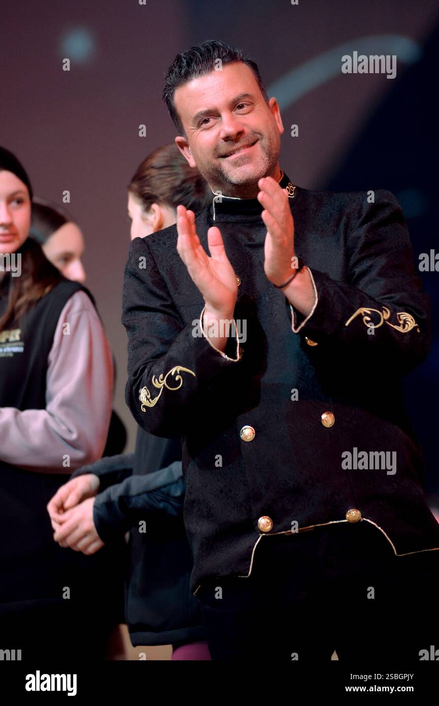 Parade of artists at the end of the 2025 Golden Manes gala, Vincent ...