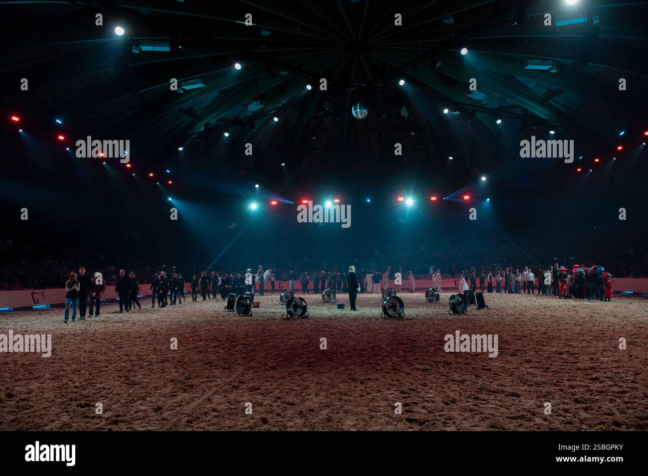 Parade of artists at the end of the 2025 Golden Manes gala, Vincent ...