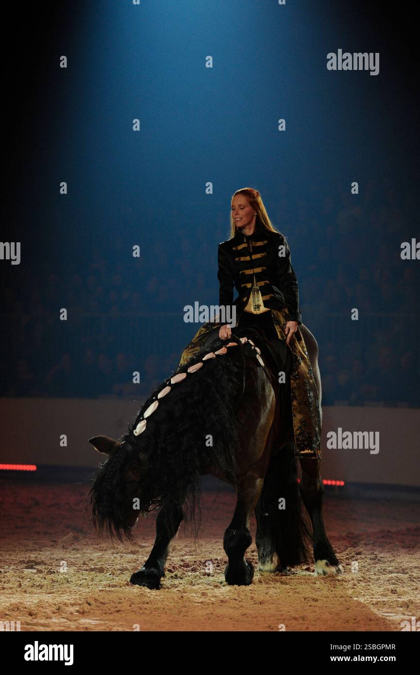 Elise Roméo presents her show “l'équilibre des forces”. This dressage ...
