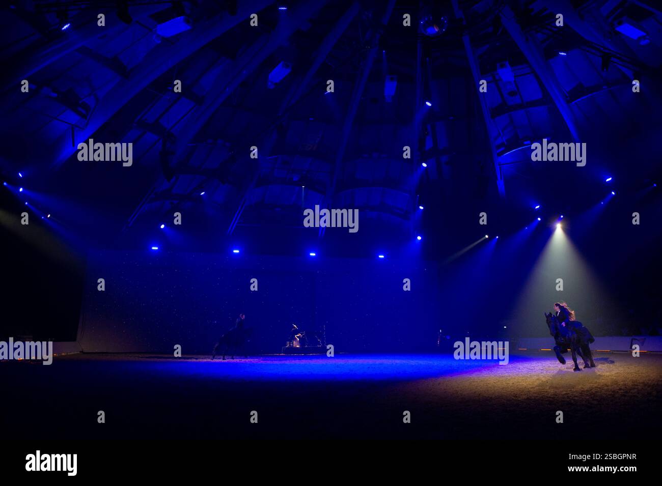 Camille and Manolo “the Centaur Theater”, present their show “Between ...