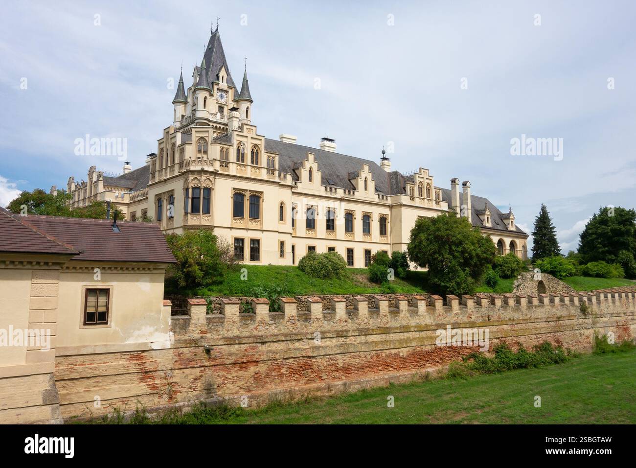 Landscape of Grafenneg Castle in Austria with dry moat Stock Photo - Alamy