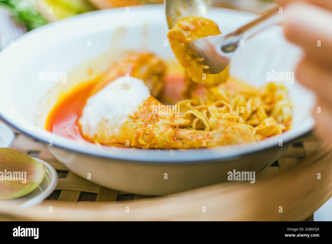 Northern Thai noodle curry soup with chicken (Kao Soi Kai Stock Photo - Alamy