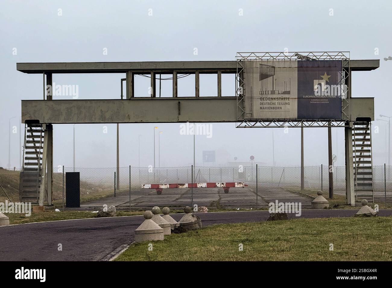 Die ehemalige Kontrollbrücke des Grenzübergangs Marienborn ...