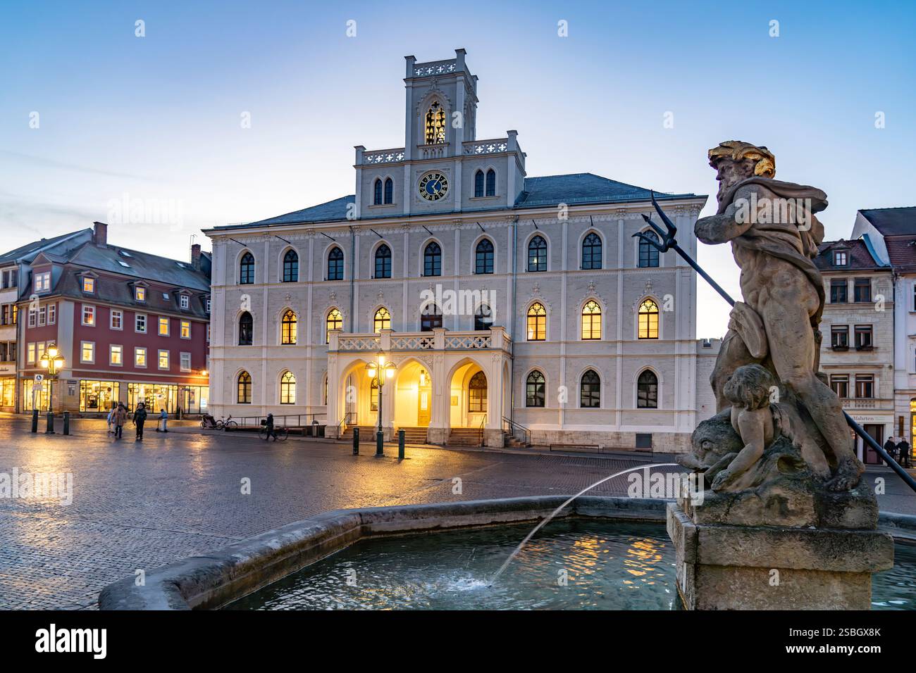 Das Rathaus und Neptunbrunnen auf dem Marktplatz in der Abenddämmerung ...