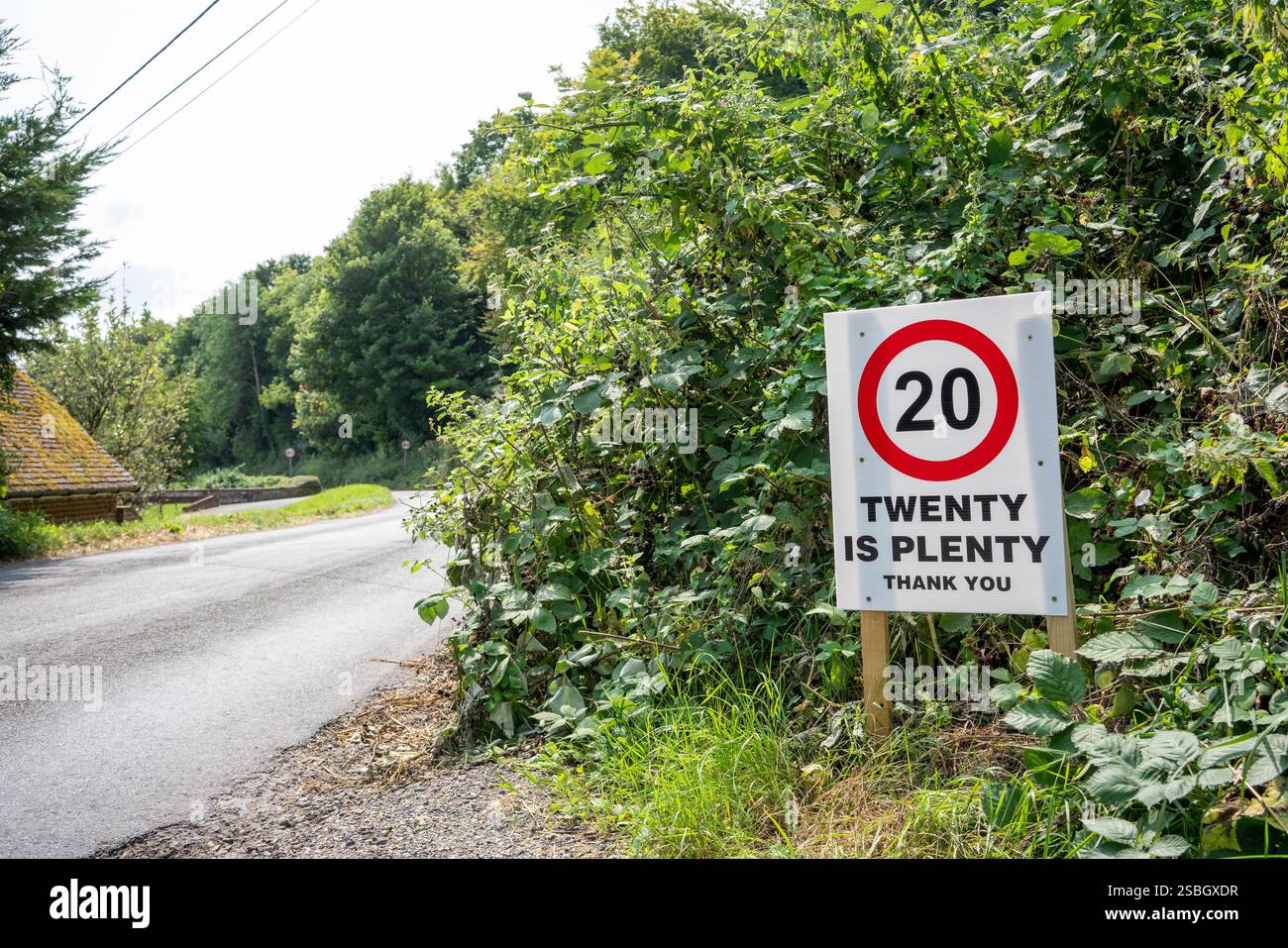 20 mph speed limit sign Stock Photo - Alamy