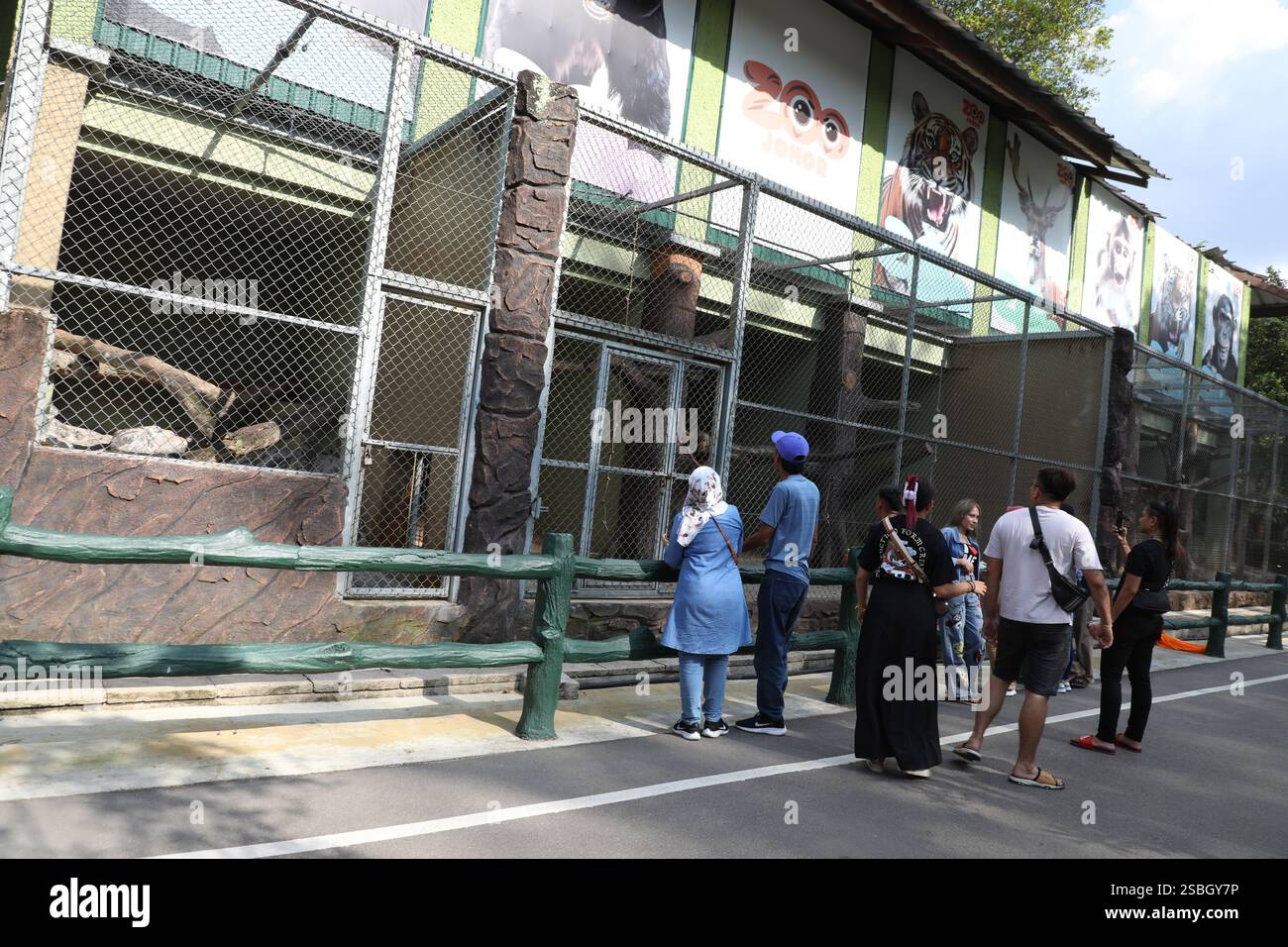 Johor Zoo, Jalan Gertak Merah, Taman Istana, 80000 Johor Bahru ...