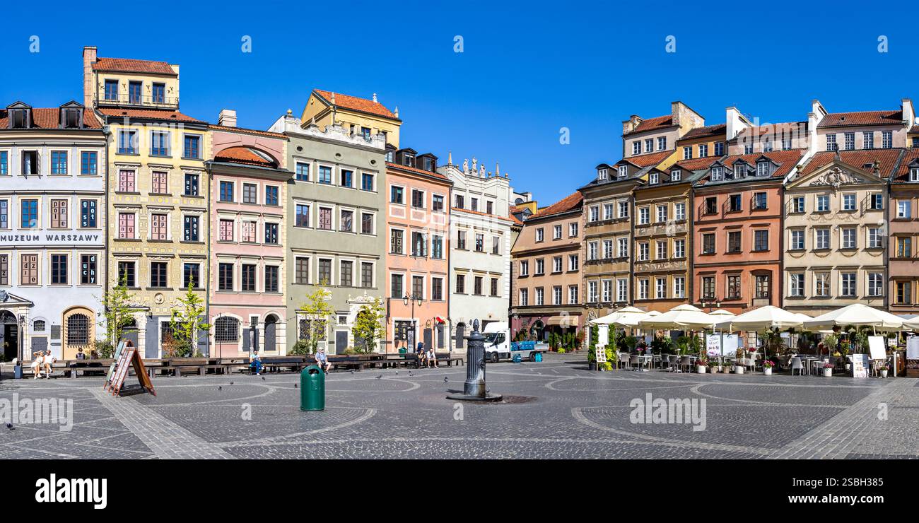 Old Town Market Square with historic buildings panorama city in Warsaw ...
