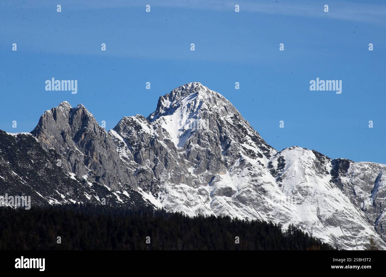 Seefeld, Österreich, 02. Februar 2025: Hier der Blick auf die Große Arnspitze, Berg, Gipfel ...