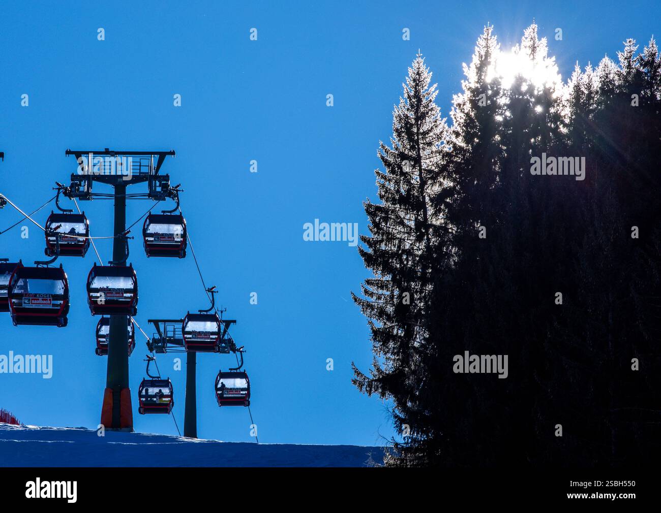 Saalbach Hinterglemm, Germany. 03rd Feb, 2025. Alpine skiing: The cable ...