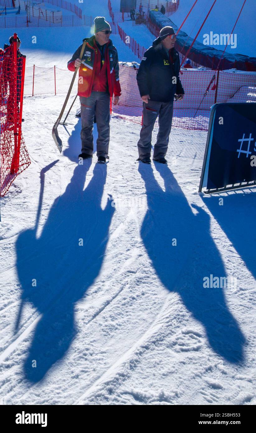 Saalbach Hinterglemm, Germany. 03rd Feb, 2025. Alpine skiing: Helpers ...