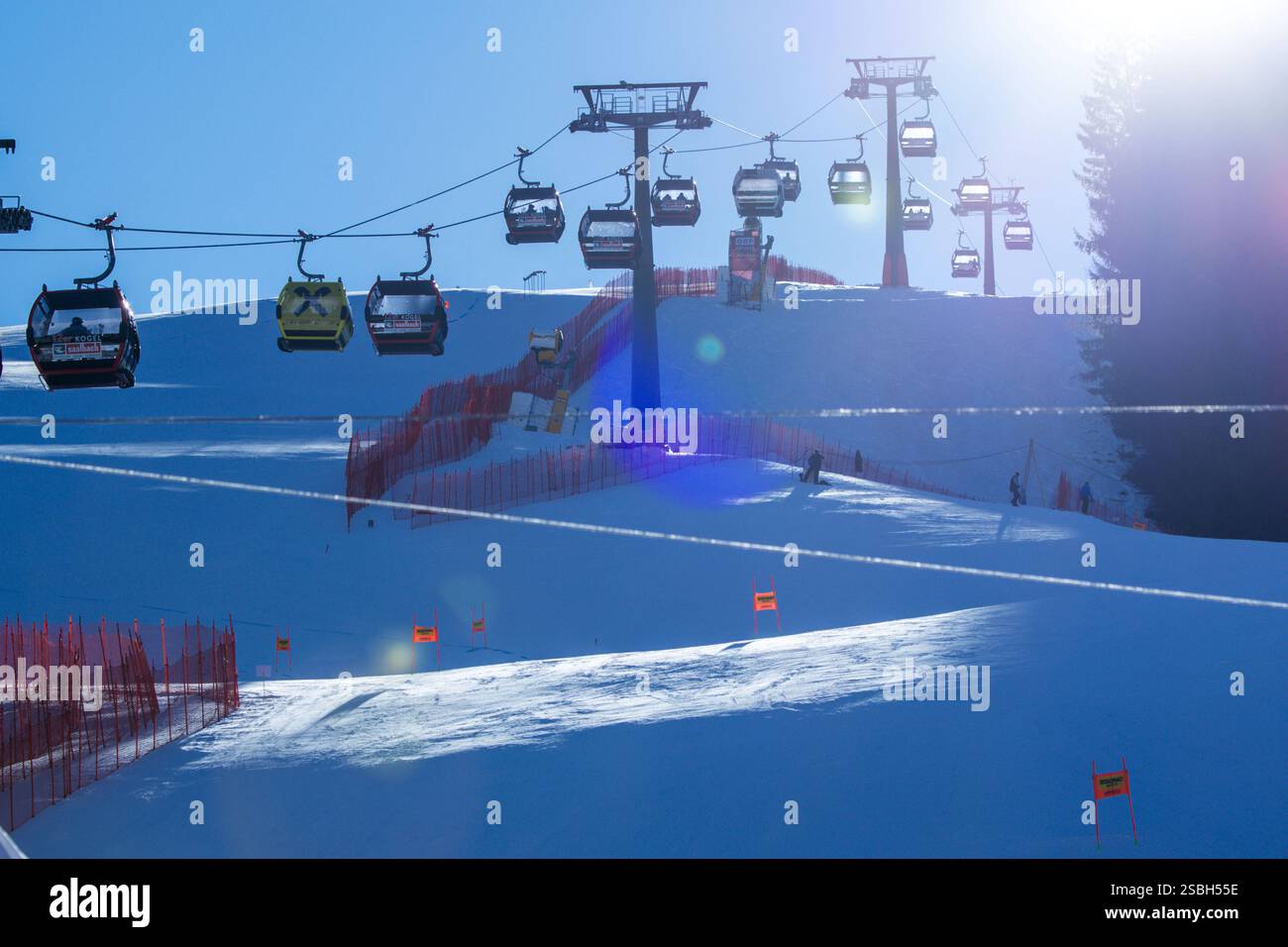 Saalbach Hinterglemm, Germany. 03rd Feb, 2025. Alpine skiing: The cable ...