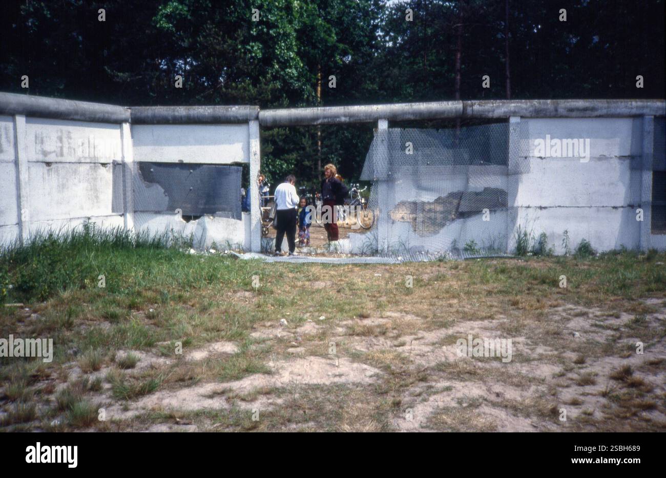RECORD DATE NOT STATED Mauer, Berlin-Reinickendorf, Sommer 1990 ...