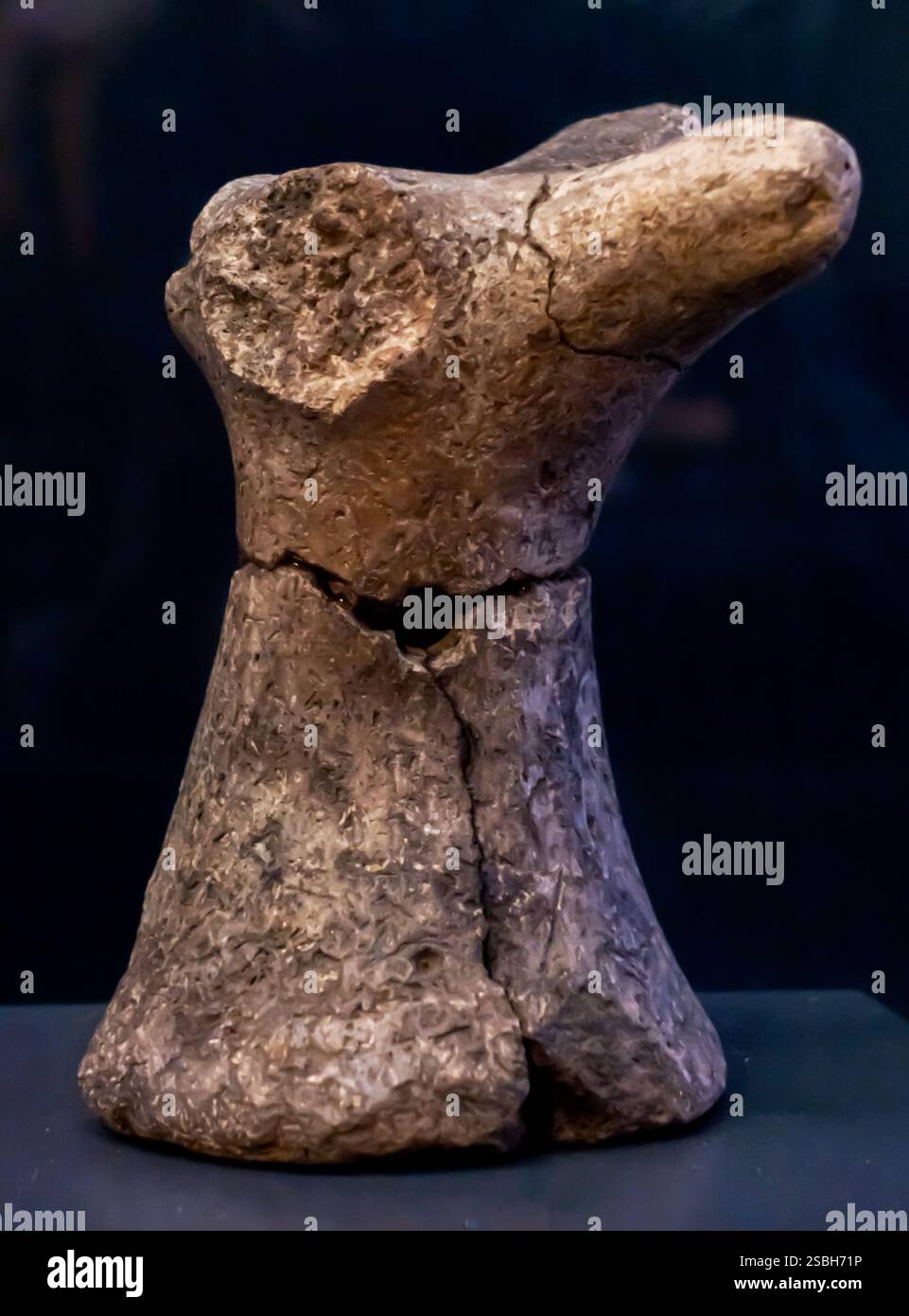 Terra cotta stand, Early Bronze age, 3100- 2000 BC, Kenan Tepe Stock ...