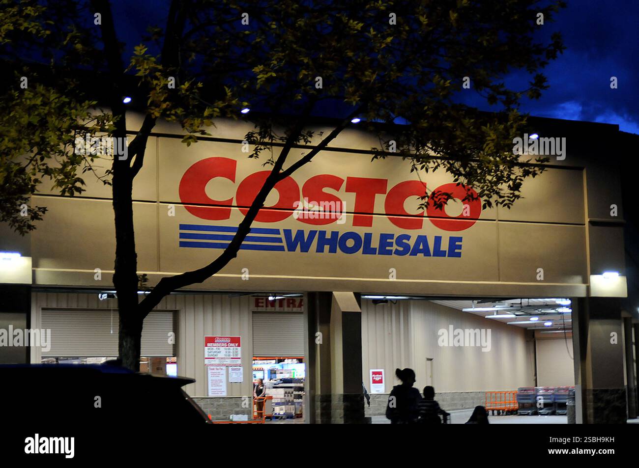 CLARKSTON/WASHINGTON//USA / 04.October 2019 /Costco wholesale store in ...