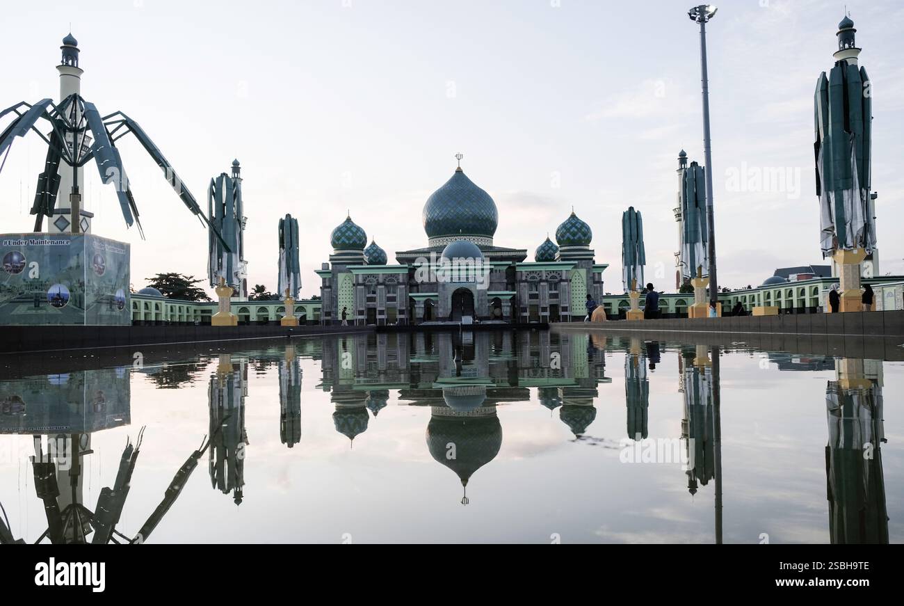 An-Nur Great Mosque is the largest mosque in Pekanbaru and has an ...