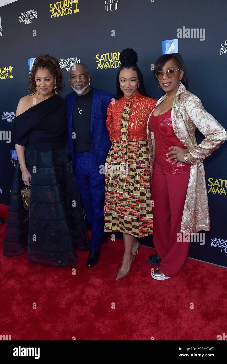 LeVar Burton mit Ehefrau Stephanie Coward Burton, Sonequa Martin-Green ...