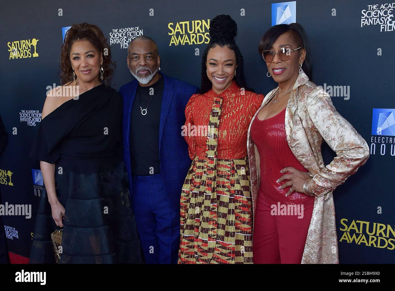 LeVar Burton mit Ehefrau Stephanie Coward Burton, Sonequa Martin-Green ...